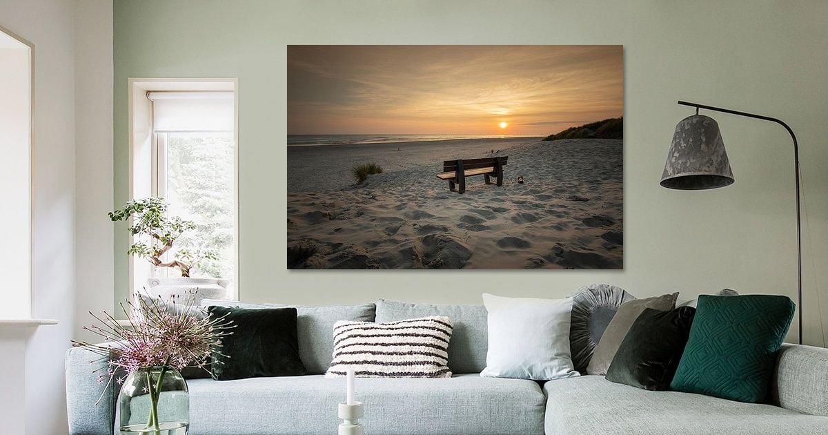 Bankje op het strand van Nes met zonsopkomst van KB Design ...