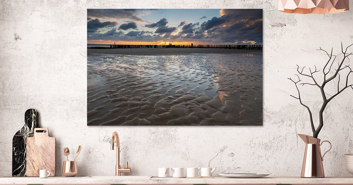 spectaculaire zonsondergang op het Zeeuwse strand met de typische ...