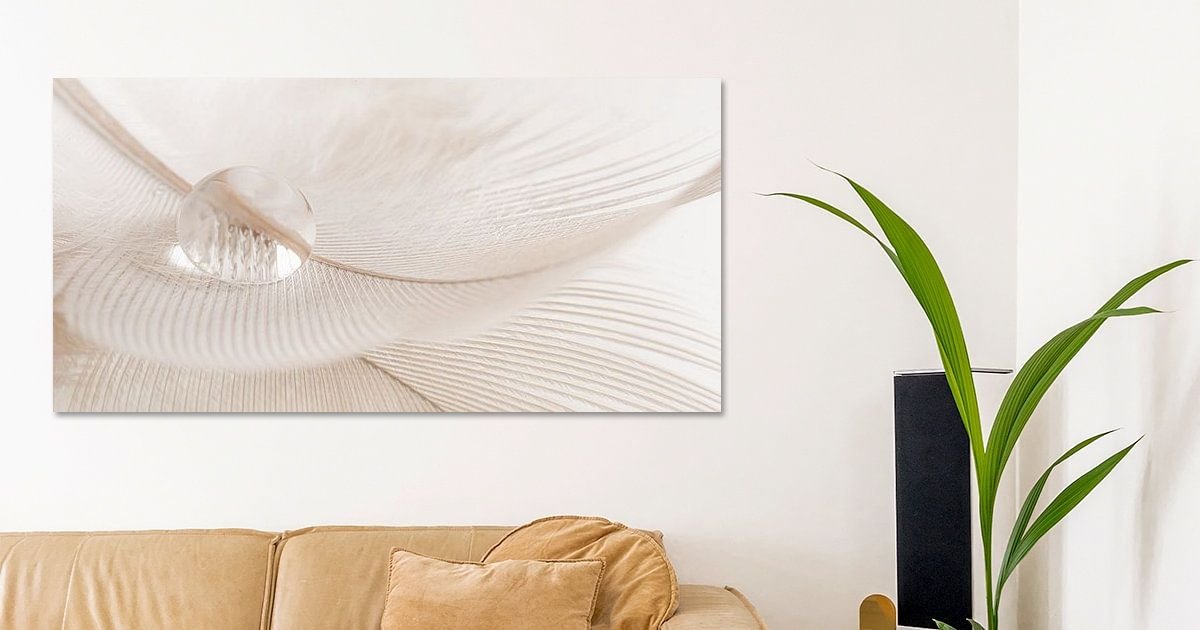 Abstract rustgevend panorama: Een druppel rustend op een veertje van ...