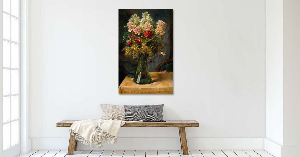 Een boeket bloemen met tulpen en anjers in een glazen vaas met vlinder ...