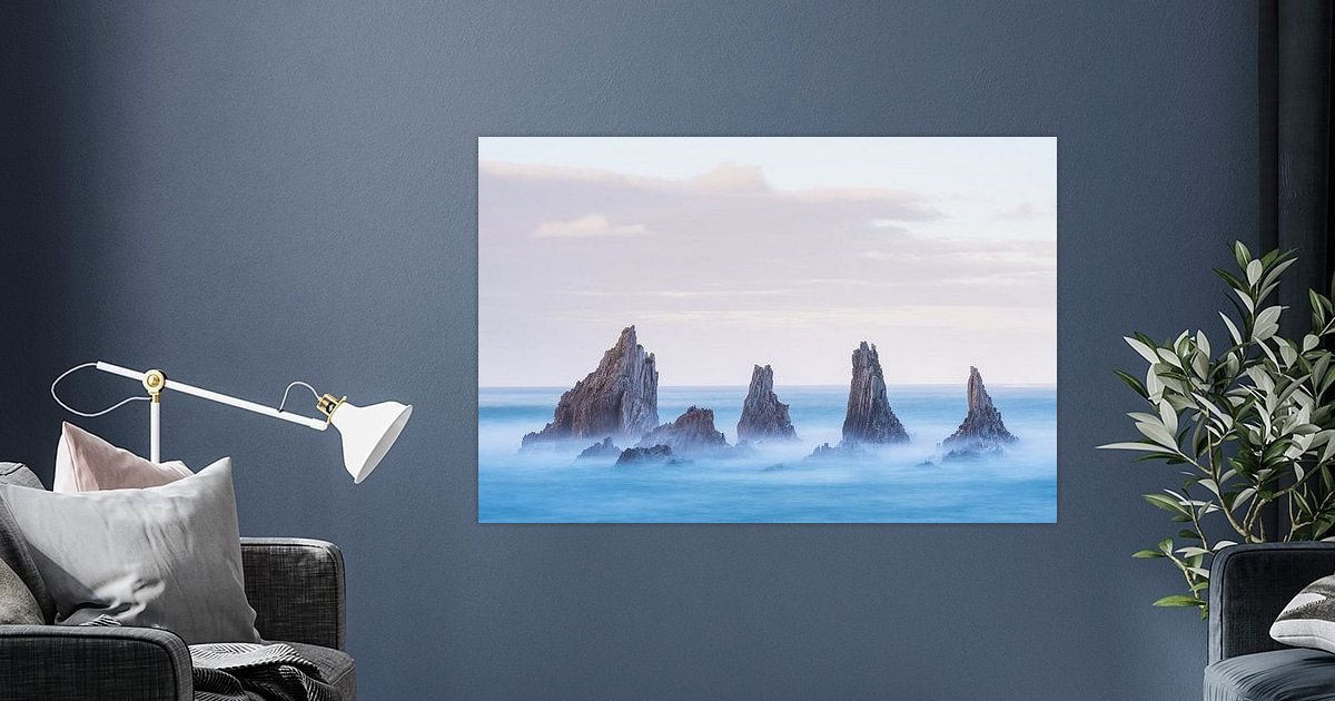 Onstuimige golven beuken op de rotsen voor de kust van Asturië van ...