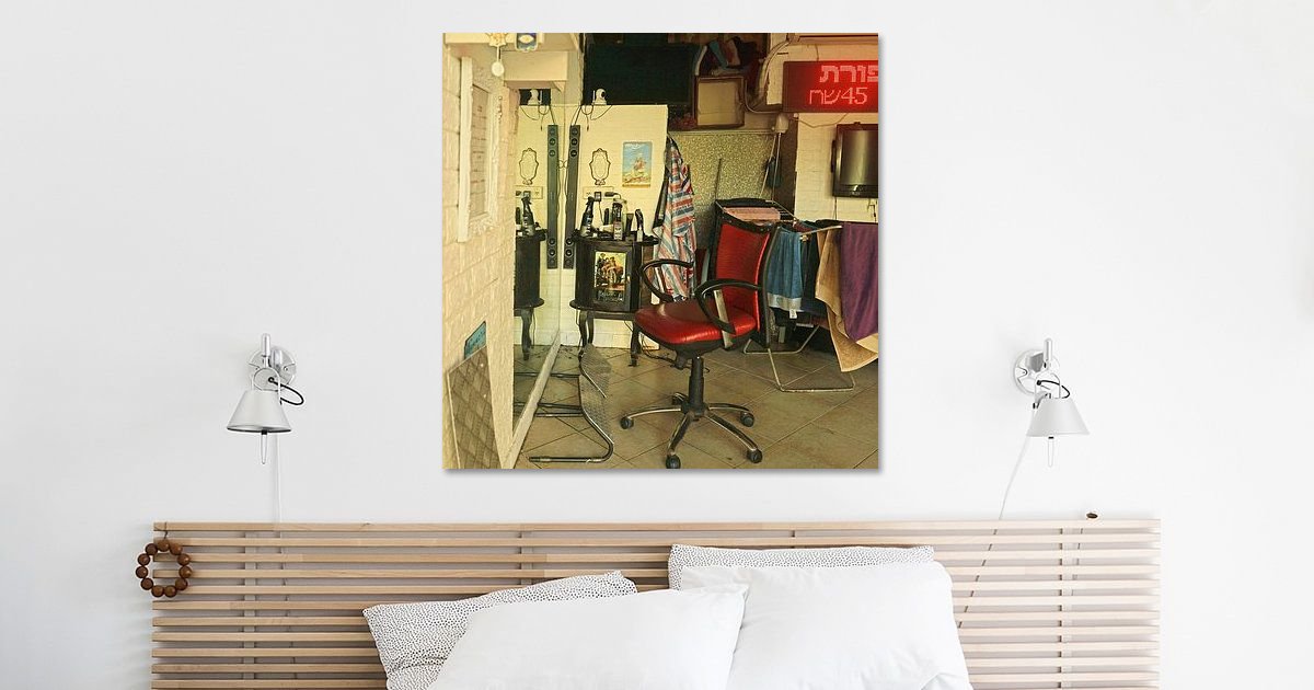 Kapperszaak in een verlaten straat. Tel Aviv. Israël van Alie ...