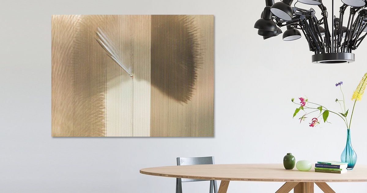 Waterkanon sproeit water op een akker tijdens droogte van Sjoerd van ...