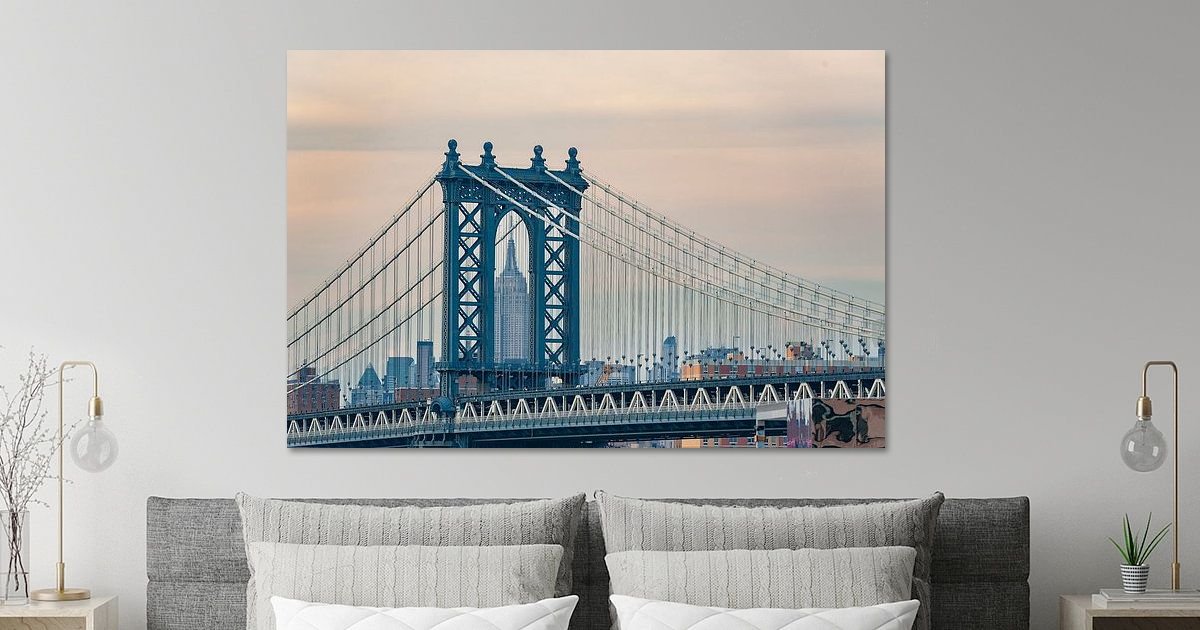 Het Empire State Building ingelijst door de Manhattan Bridge van Carlos ...