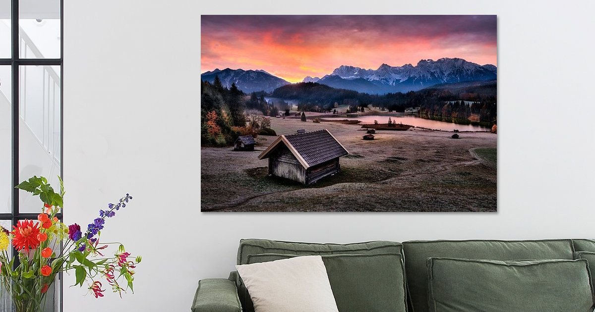 Alpenweide in het Karwendelgebergte in de Alpen bij zonsopgang. van ...