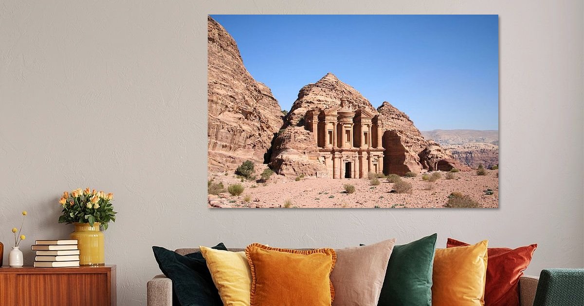 Het klooster van de historische stad Petra in Jordanië. van Bas van den ...