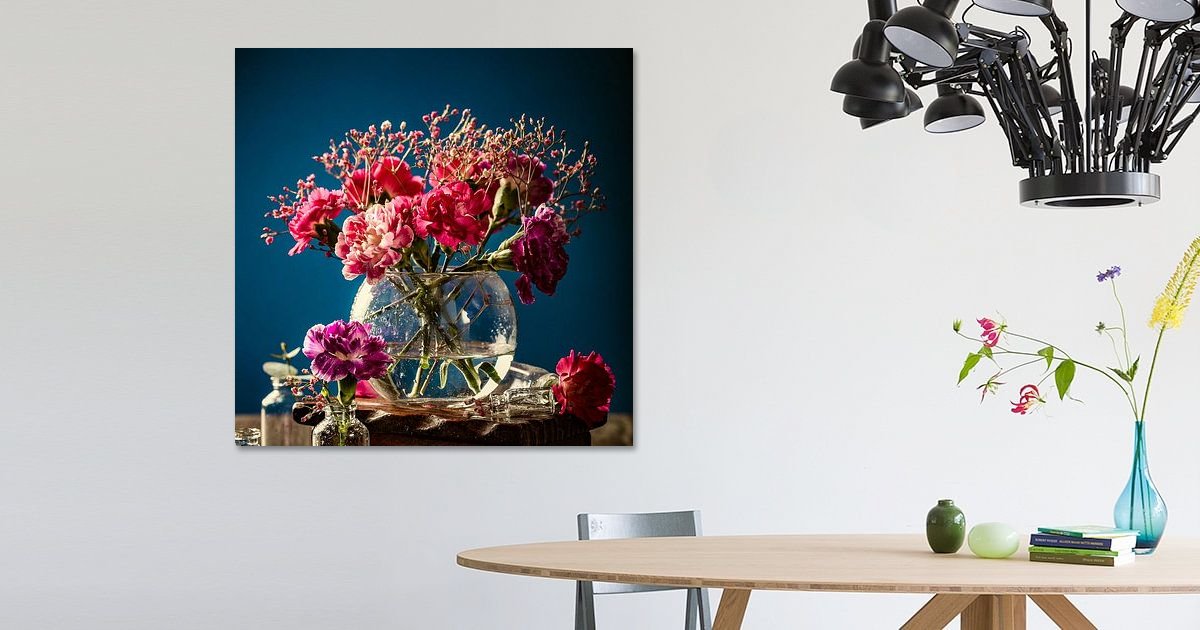 Roze anjers bloemen in de vaas van Iryna Melnyk op canvas, behang en meer