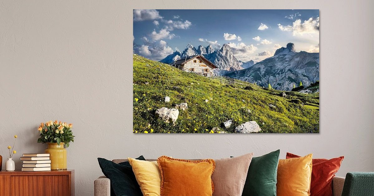 Idyllische hut op de alpenweide bij de drie toppen in de Dolomieten van ...