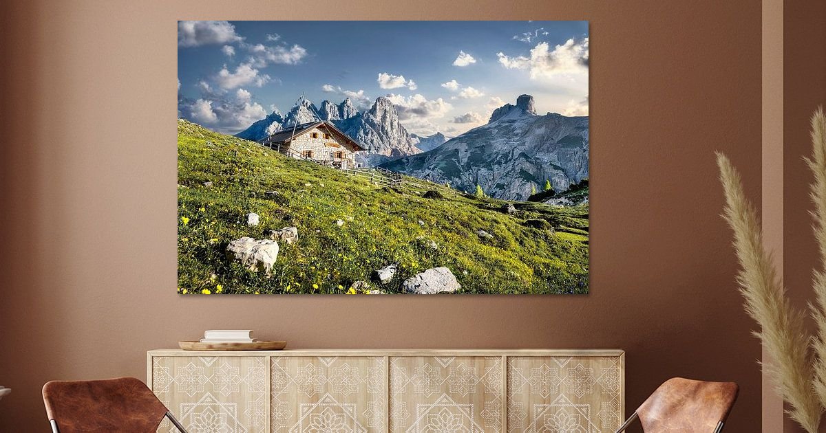 Idyllische hut op de alpenweide bij de drie toppen in de Dolomieten van ...