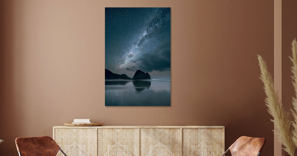 Piha Beach onder de sterren en de Melkweg, Nieuw-Zeeland van Mark ...