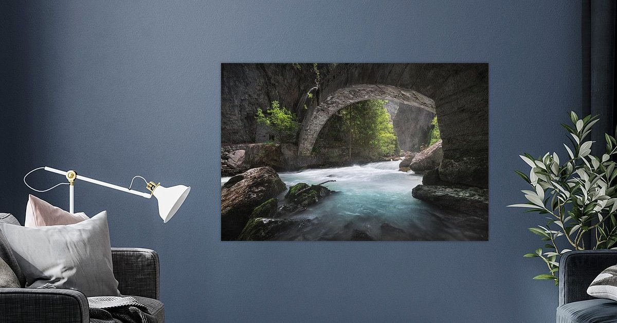 Brug over de beek in het ravijn. Valle d'Aosta, Italië van Stefano ...