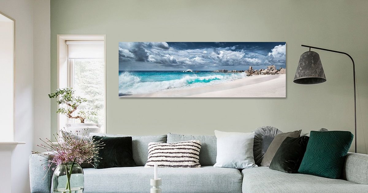 Turquoise blauwe zee op het strand van de Seychellen van Voss ...