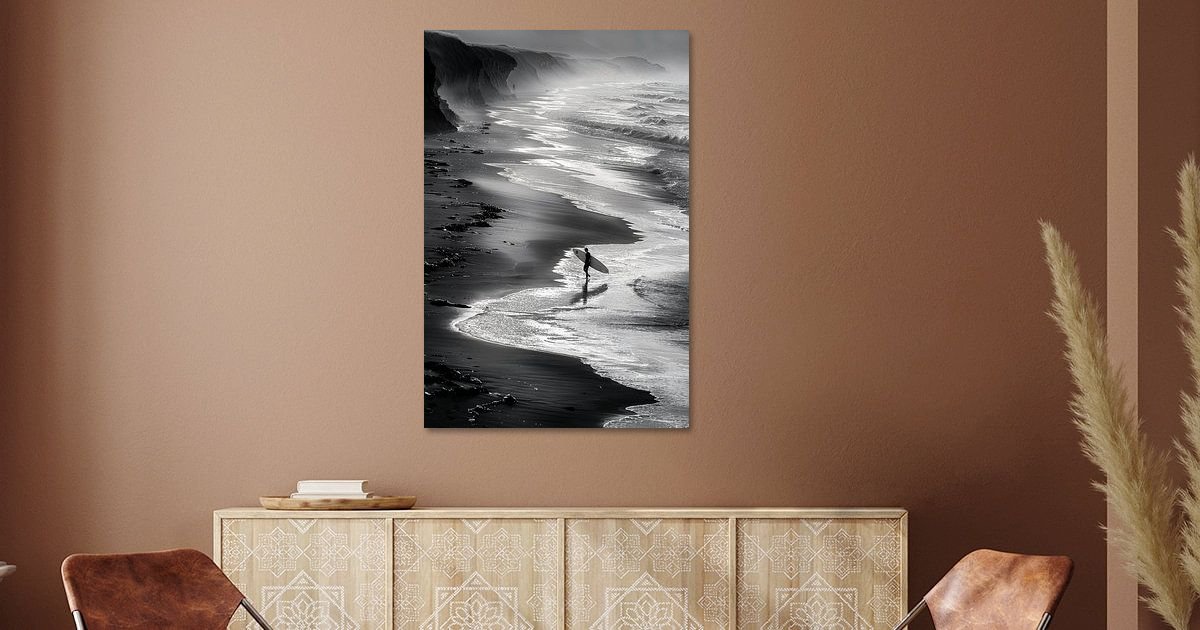 Eenzame surfer op het strand met surfplank bij zonsondergang van Poster ...