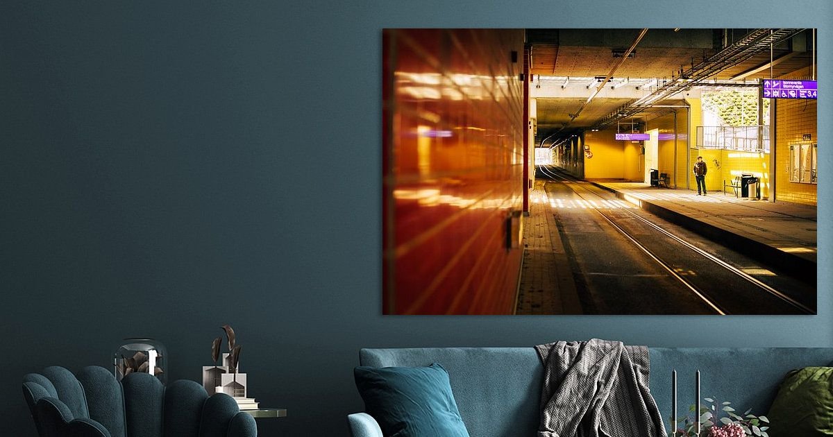 Gele Tegels & Spoorlijn – Metro/Tramstation met Lichtstrepen van ...