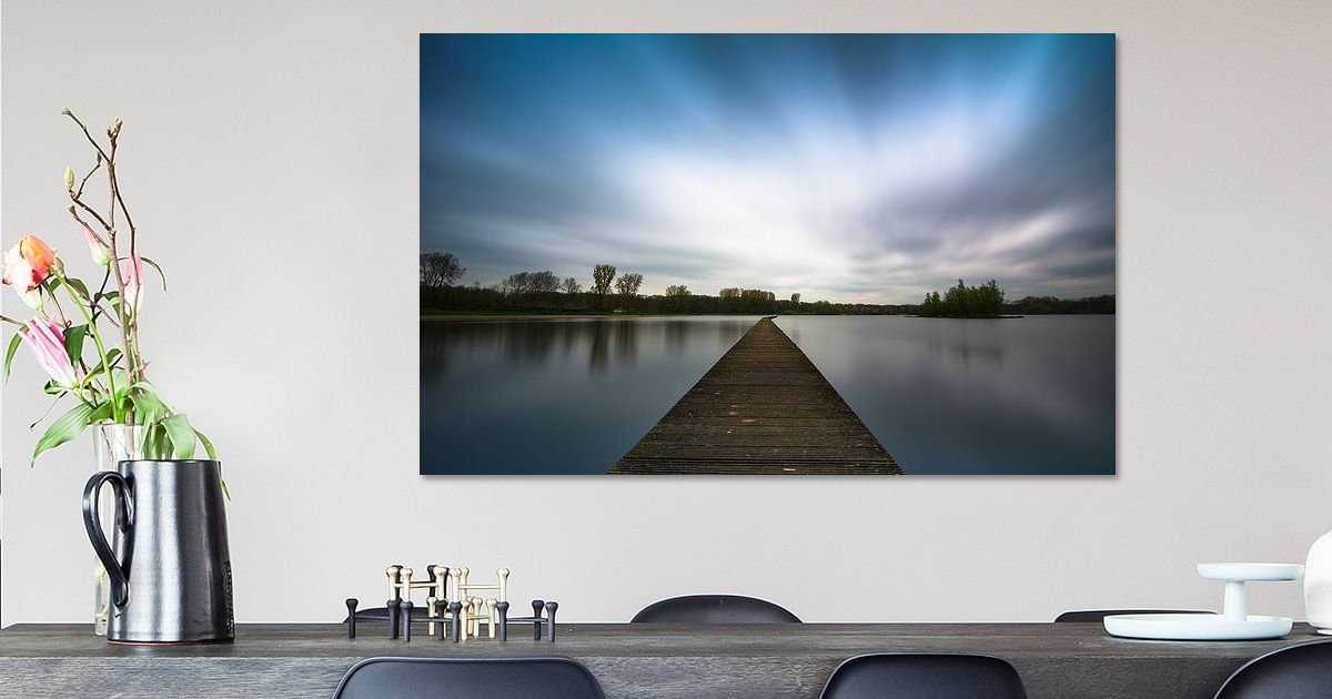 Uitzicht van een brug/steiger over een plas van Rouzbeh Tahmassian op ...