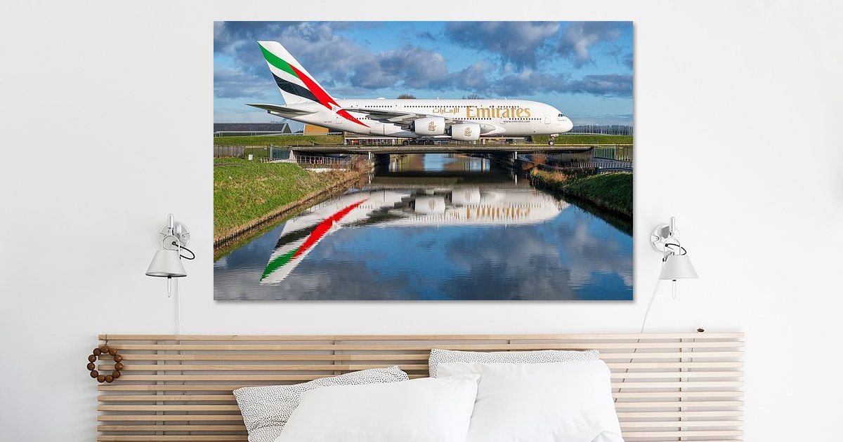Emirates Airbus A380 reflectie in het water van Arthur Bruinen op ...