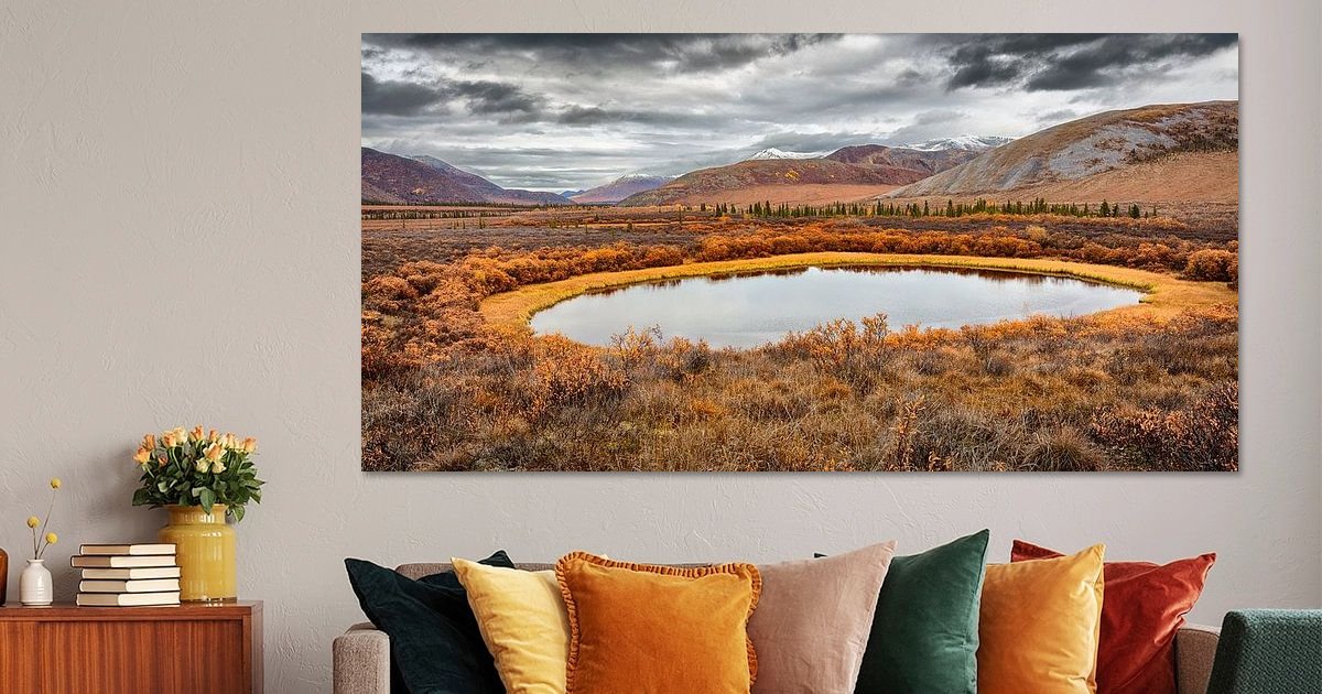 Toendra landschap in herfstkleuren. van Chris Stenger op canvas, behang ...