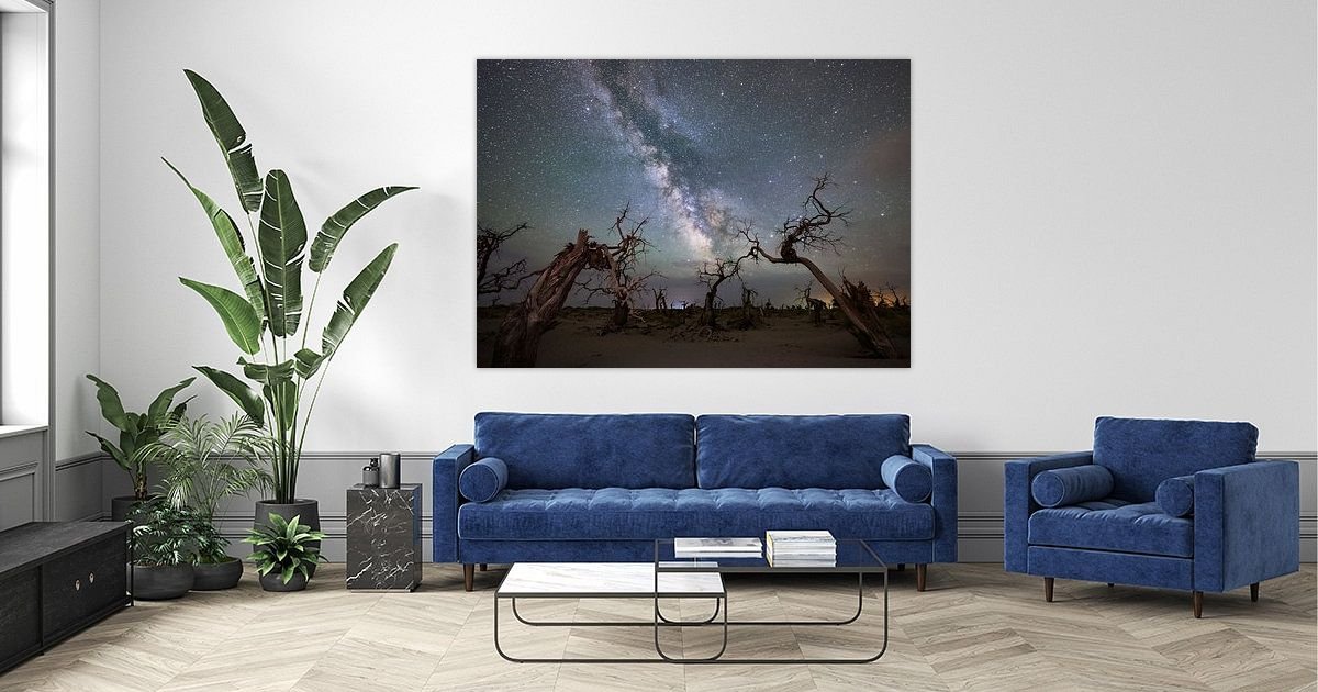 Melkweg boven een dood bos van Yuhan Liao op canvas, behang en meer