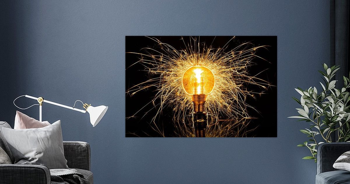Een gloeilamp die explodeert in een zee van gouden vonken, symbool voor ...