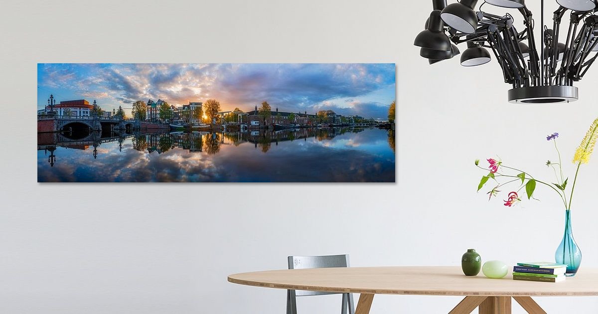 Uitzicht op de Amstel (oostkant) en de Walter Süskindbrug in Am van ...