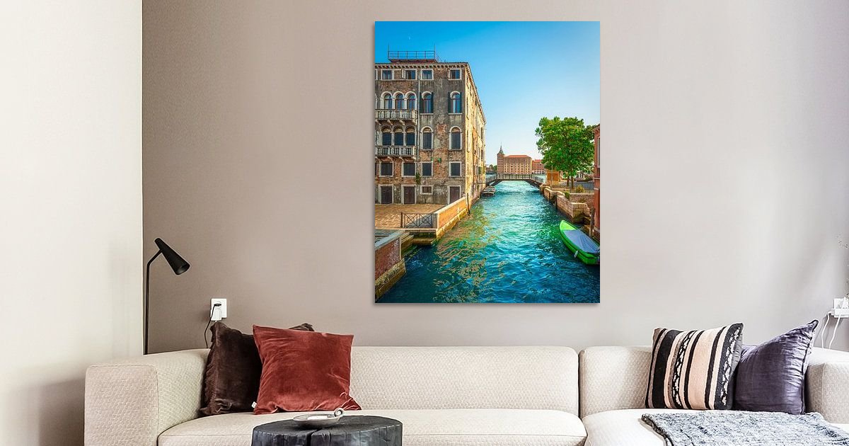 Stadtbild von Venedig. Kanal, Brücke und Molino Stucky Gebäude. von ...