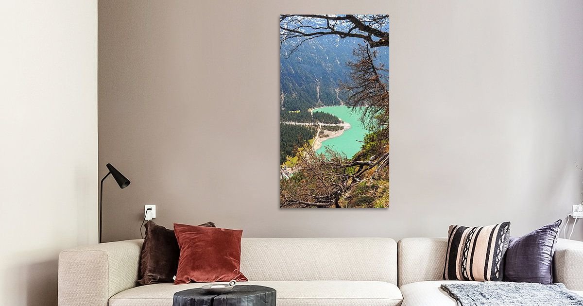 De Plansee in de buurt van Reutte met zijn turquoise gekleurde water en ...