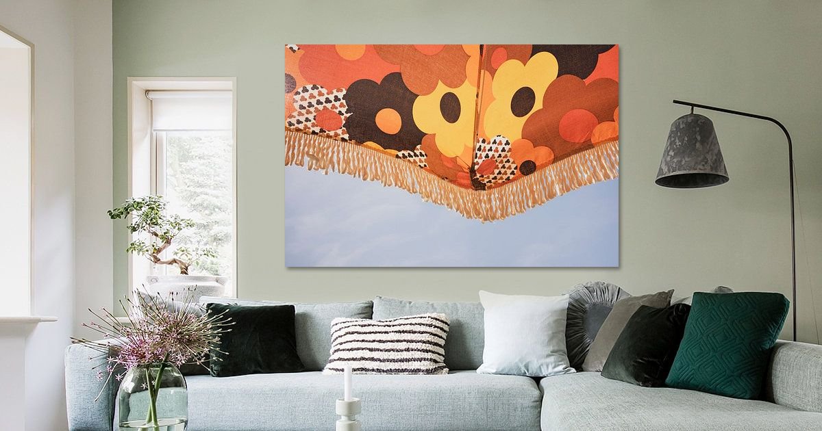 Retro flower power patroon op een 70's strand parasol. van Christa ...