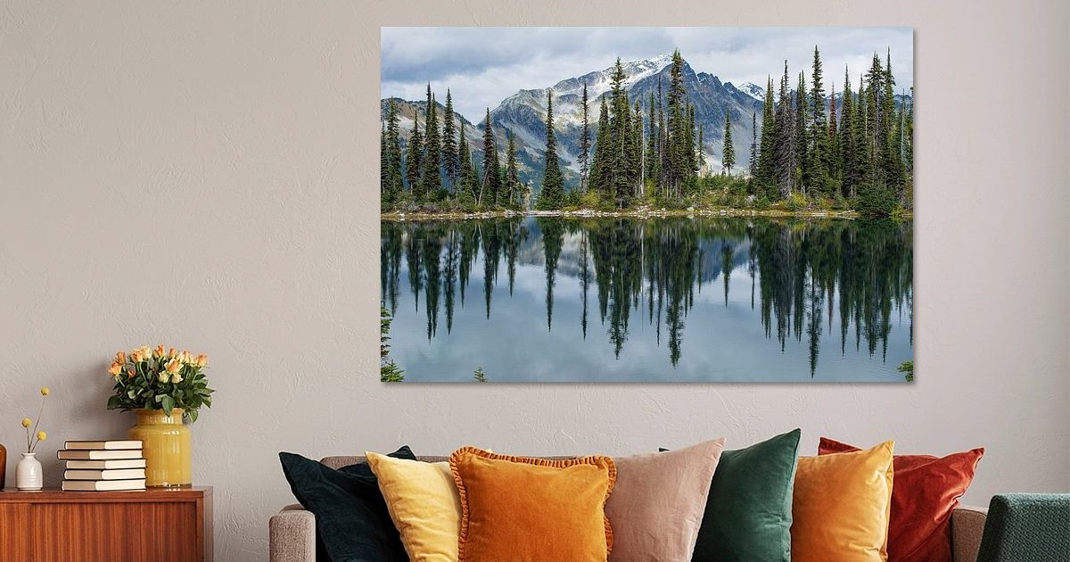 Weerspiegeling van bergen en bos in Canadees meer van Milou Mouchart op ...