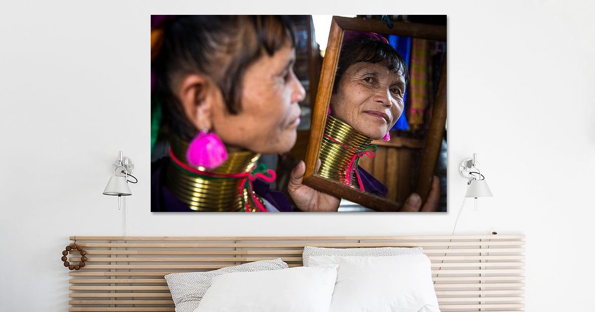 Vrouw behorende tot de long neck tribe in Inle bekijkt zichzelf van ...