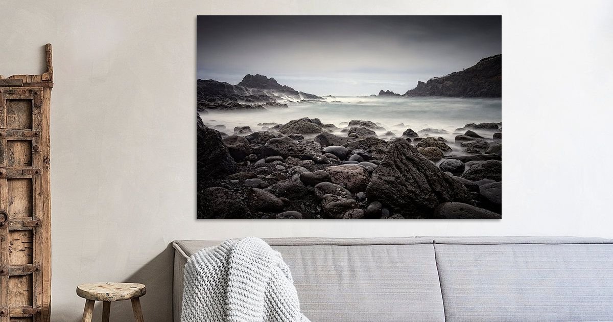 rotsige kust en woeste zee bij Laje Beach op Madeira van gaps ...
