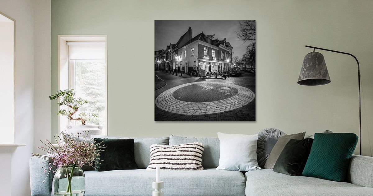 Om de hoek van Scott McQuaide op canvas, behang en meer