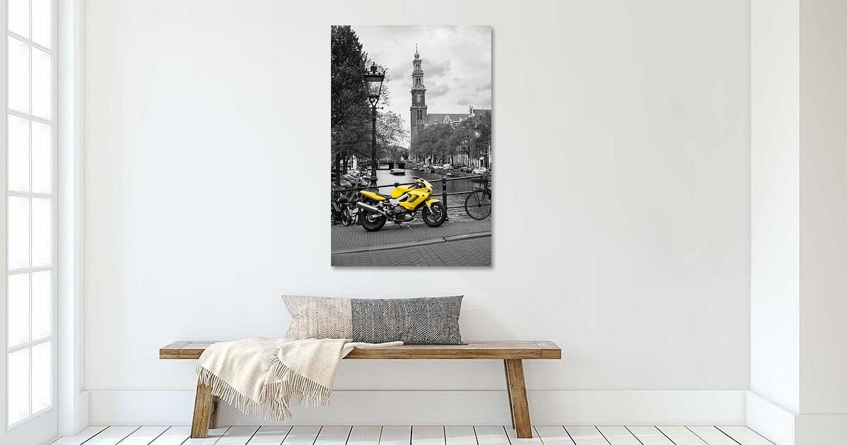 Gele motor op een brug in Amsterdam van Sjoerd van der Wal Fotografie ...