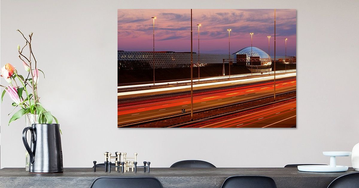 Lärmschutzwand mit Cockpit-Gebäude entlang der Autobahn A2 in Utrecht ...