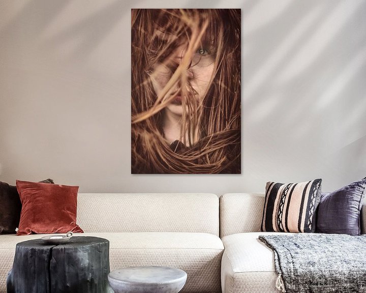 Dynamisch Portret van Jonge Vrouw in Wervelende Wind - Unieke Kunst met ...