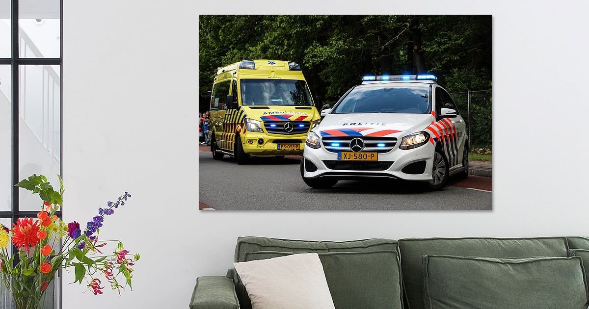 Mercedes B klasse politie en ambulance met optische signalen. van ...