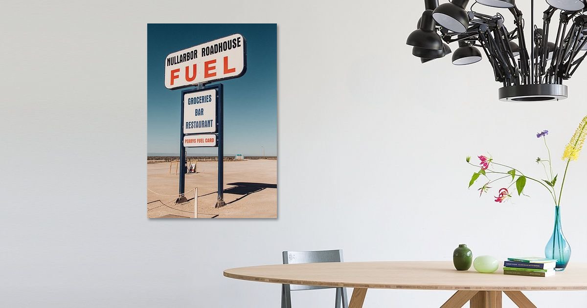 Retro tankstation bord langs de weg in Australie van Guido Boogert op ...
