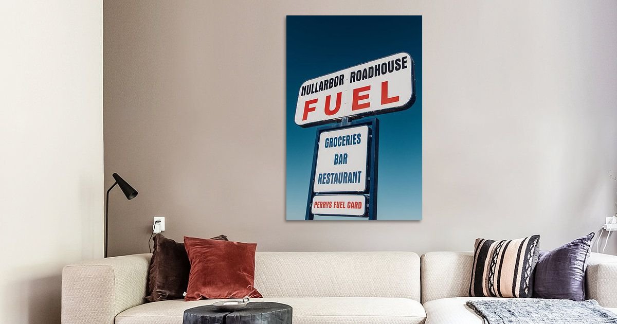 Retro tankstation bord langs de weg in Australie van Guido Boogert op ...