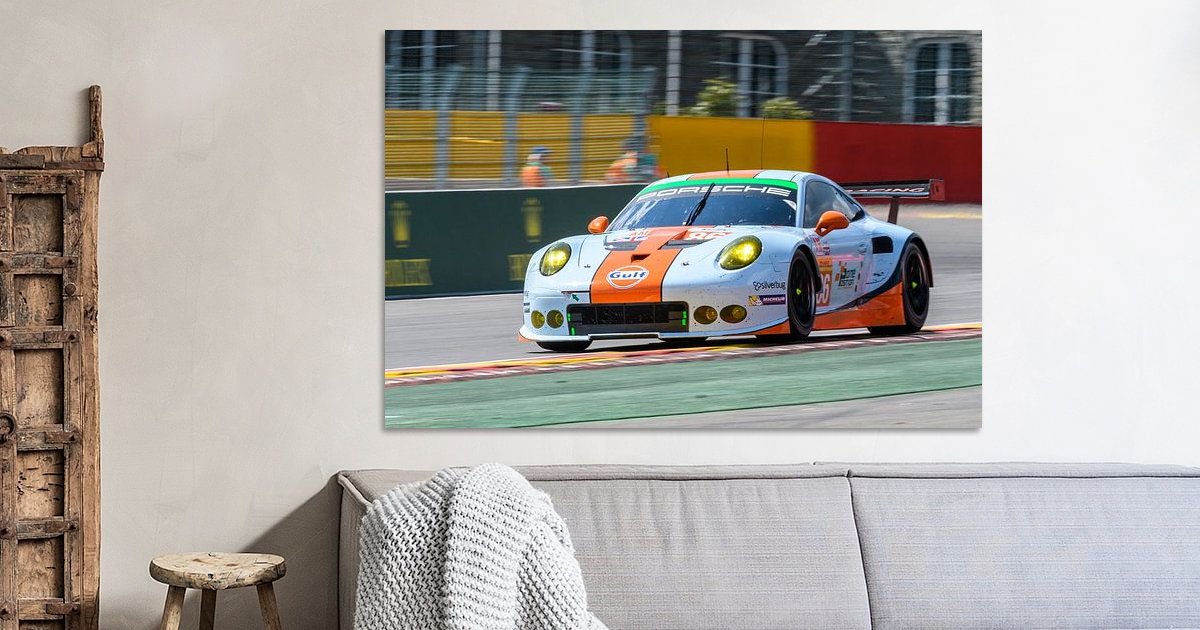 Ein Porsche 911 RSR GTE Rennwagen fährt in Spa Francorchamps. von ...