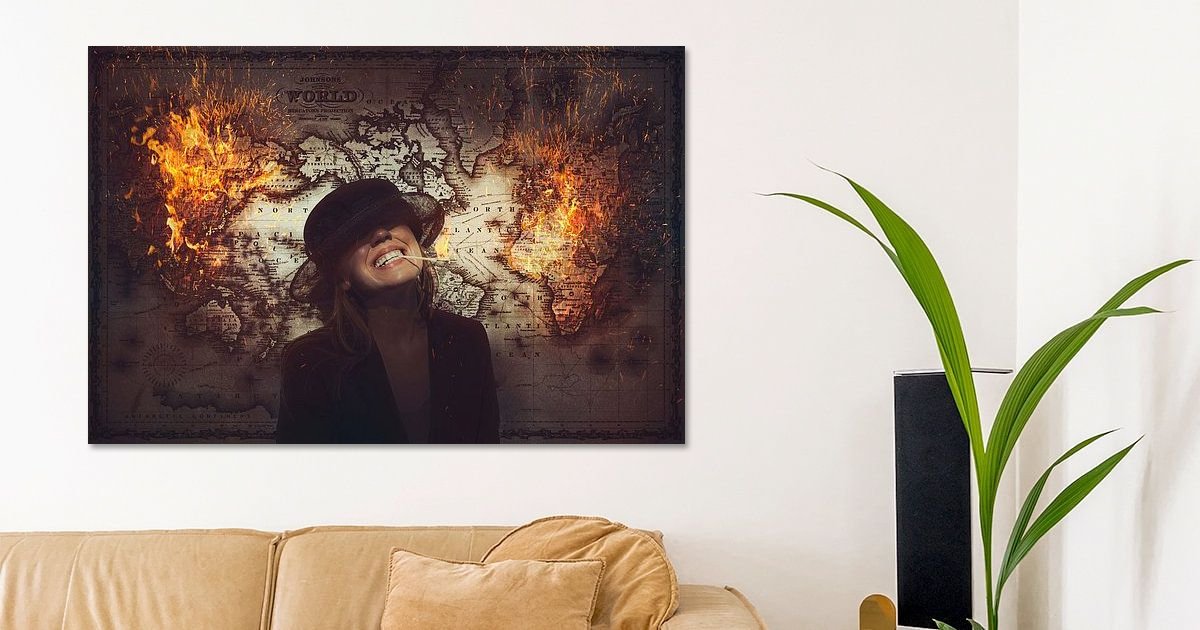Portret van Lachende Vrouw met Lucifer en Brandende Wereldkaart ...