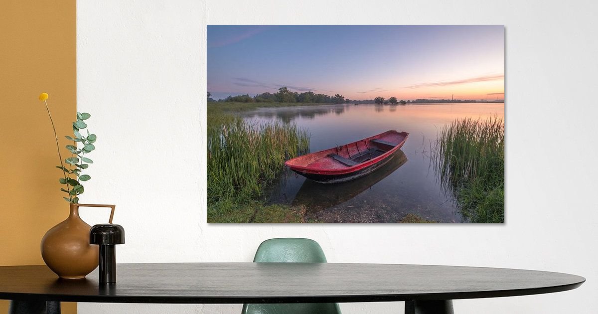 Roeibootje tussen het riet bij zonsopkomst van Moetwil en van Dijk ...