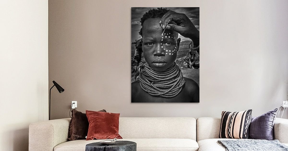 Painting the face of a karo tribe girl (Omo Valley-Ethiopia) by Joxe ...