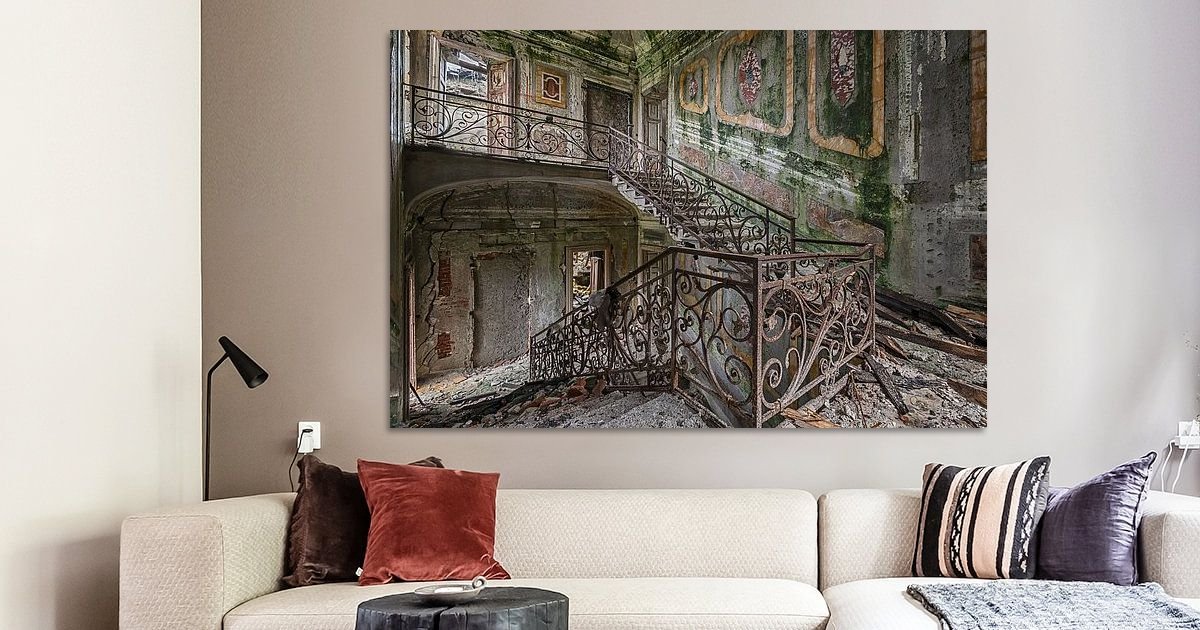 Verloren plaats - de groene trap van Linda Lu op canvas, behang en meer