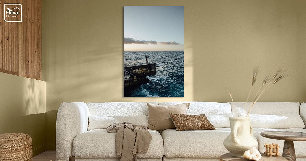 Visser bij ruige blauwe zee in Tenerife (Canarische eilanden) van ...