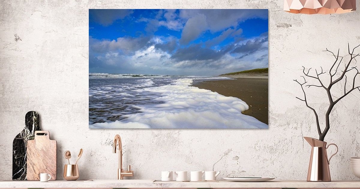 Golven slaan op het Noordzeestrand bij het eiland Texel in de Waddenzee ...