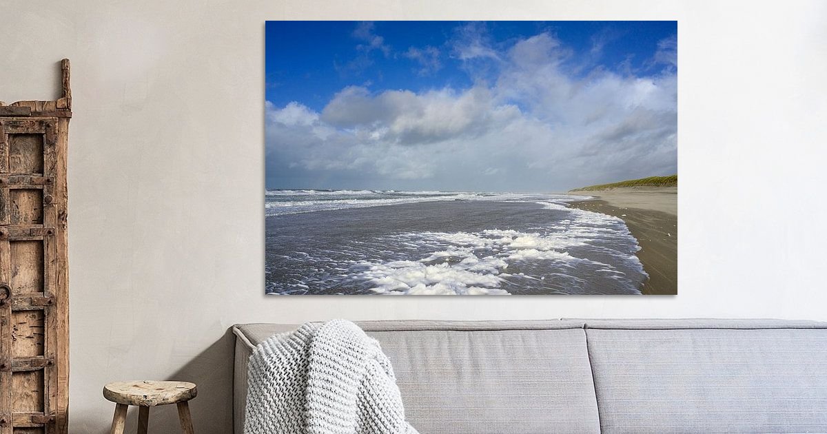 Golven slaan op het Noordzeestrand bij het eiland Texel in de Waddenzee ...