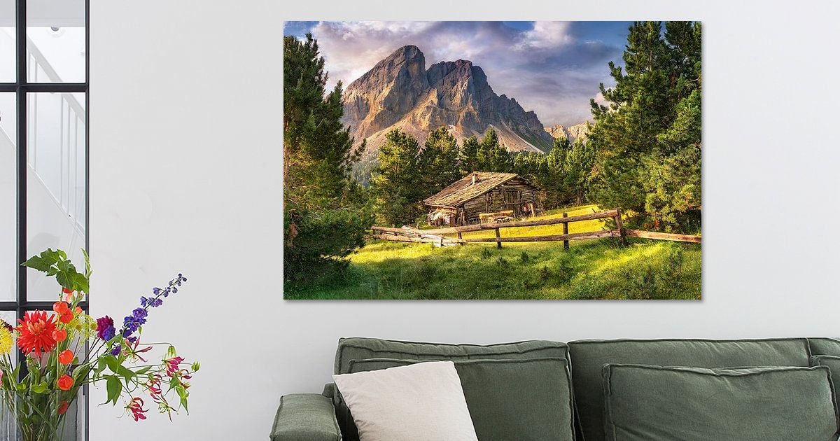 Hut op de alpenweide in de bergen in de Alpen in Zuid-Tirol. van Voss ...